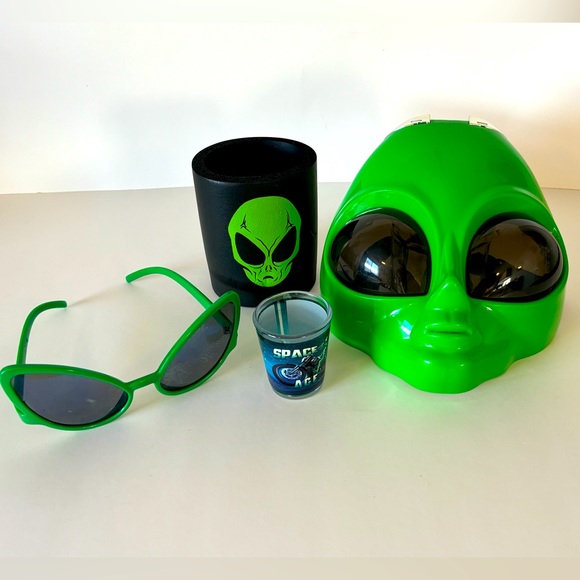 UNBRANDED | Accessories | New 4 Pc Alien Bundle Blinking Light Up Mask ...